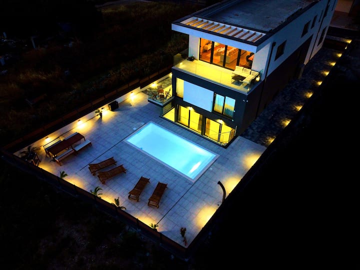 Blue Ap/villalamarea-com/150msea/pool/hottub/bbq - Croatia