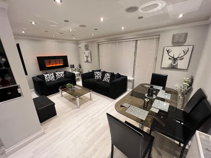 Luxury 2 Bedroom Home + Parking + London Access - Ruislip