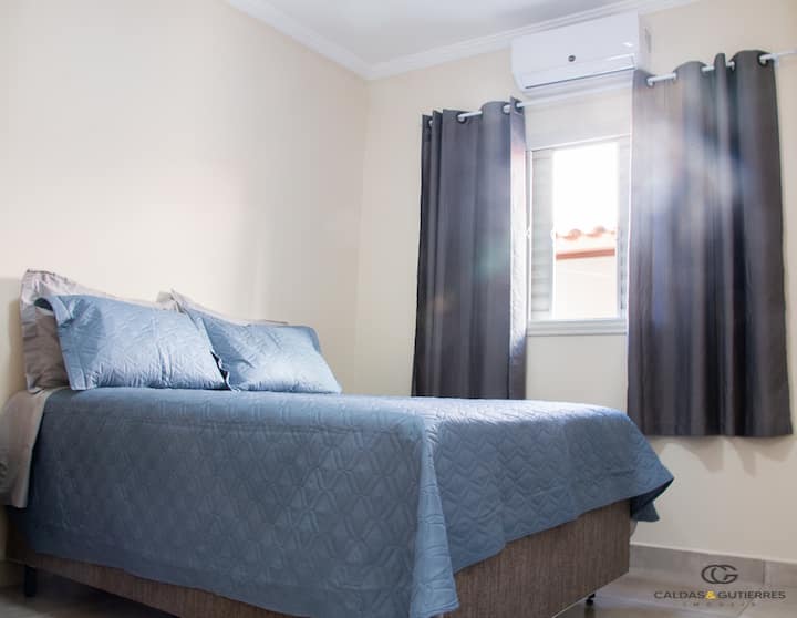 Charmosa Casa Com Churrasqueira Em Condomínio - Sorocaba