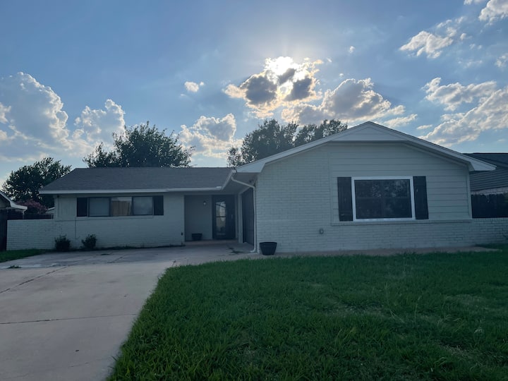 Ft. Sill-5mil/11guests/4bdr/petwelcome/2fba/5qbed! - Lawton, OK