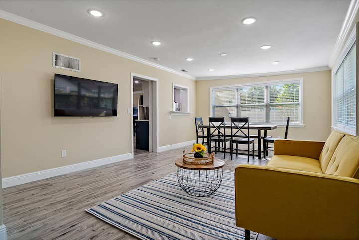 Tranquil Retreat & Jacuzzi - Work & Leisure Ideal - Pinellas Park, FL