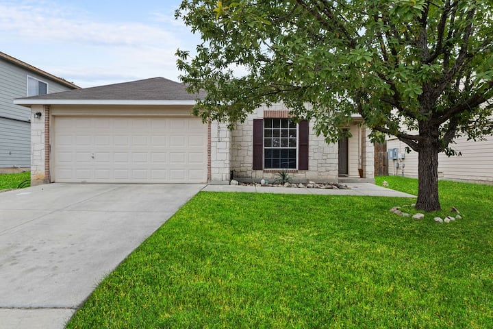 Spacious Home In A Quiet Neighborhood - W/ Hot Tub - San Antonio