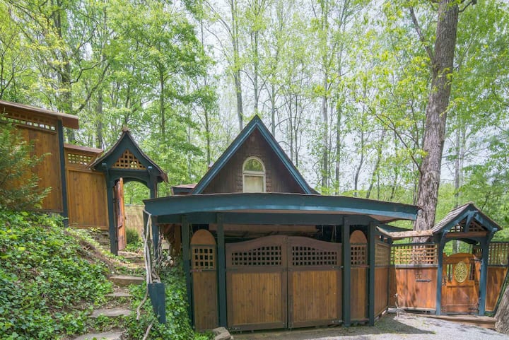 Whimsical Mountain Cottage Nestled Among The Trees - Black Mountain, NC