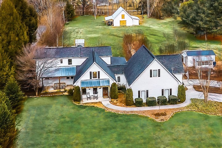 Riverfront Farmhouse. Walking Distance To Awesome! - Townsend, TN