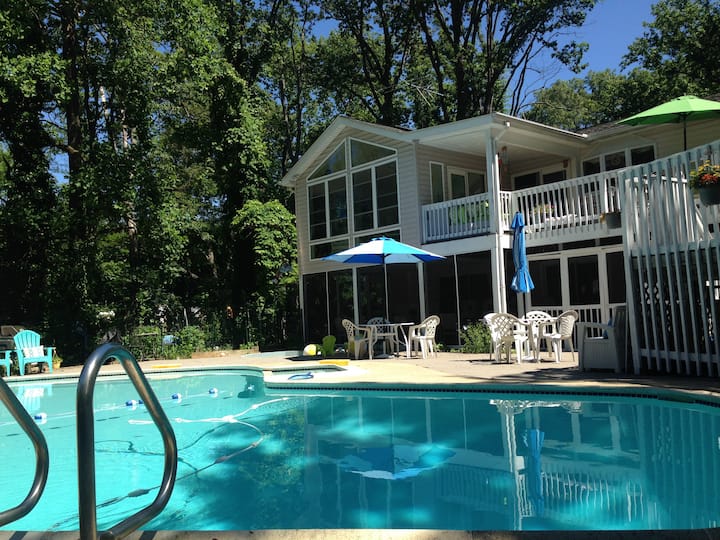 Family Suite - Mini Apartment; Pool/ Patio Sharing - Arnold, MD