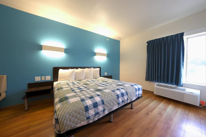 (1) King Bedroom Superior Room - Three Rivers, TX