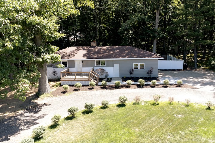 Cozy Home 2 Miles From Town; Walk To Ivy House! - Saugatuck, MI
