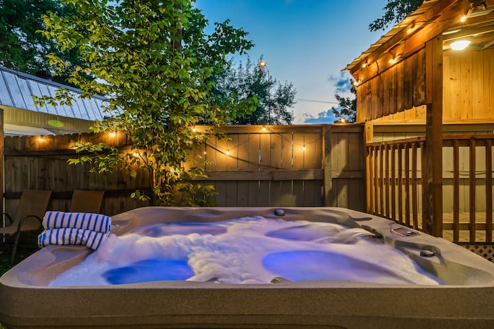 Hot Tub, Pool Table, Music Room, King Bed, Balcony - Pigeon Forge, TN
