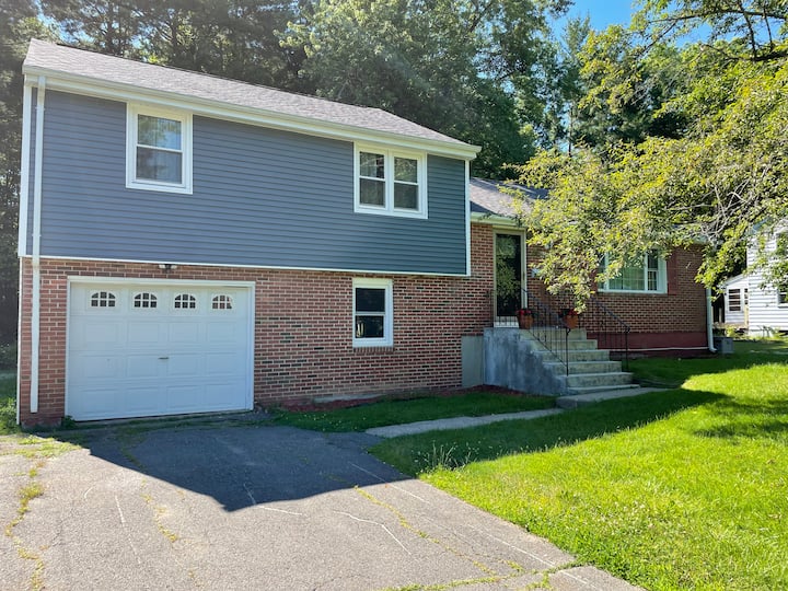Cheerful 3 Bedroom With Indoor Fireplace. - Bloomfield, CT