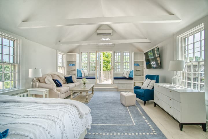 A Block From The Harbor, Spacious 5 Br, 4 Ba Home. - Nantucket, MA