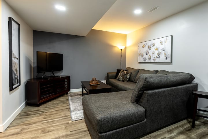 Well Reviewed, 3 Bedroom Suite, Comfortable Modern - Edmonton