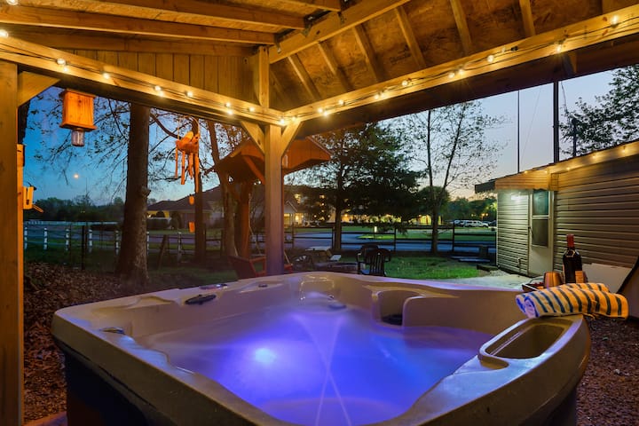 Hot Tub, Pool Table, 1/2 Mile Pigeon Forge Parkway - Pigeon Forge, TN
