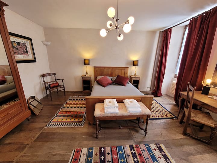 Chambre 1 Vue Sur La Place Et Les Remparts - Parthenay