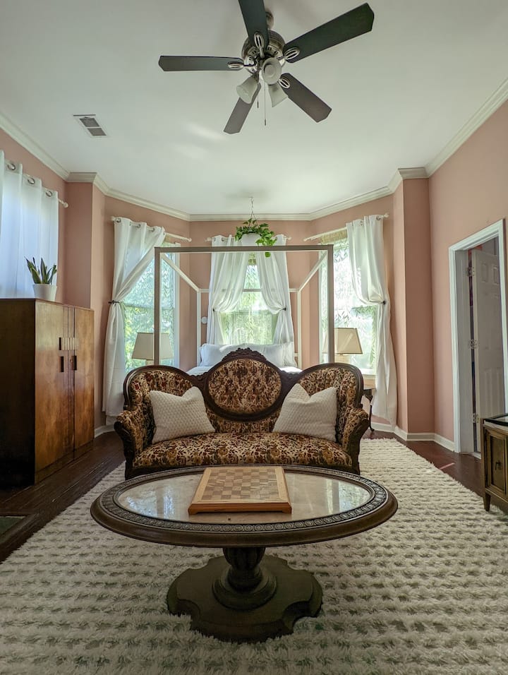 Unique, Spacious Upstairs Spot Near Everything - Savannah, GA