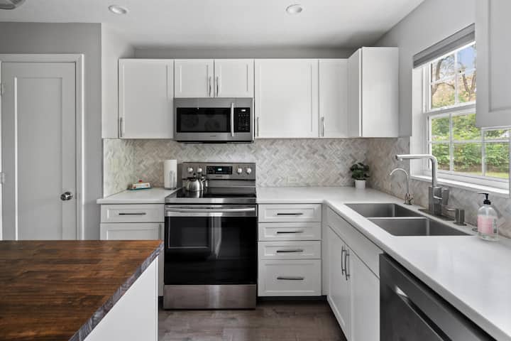 ★★Rosedale 2 Story, King Bed, Garage Parking★★ - Kansas City, MO