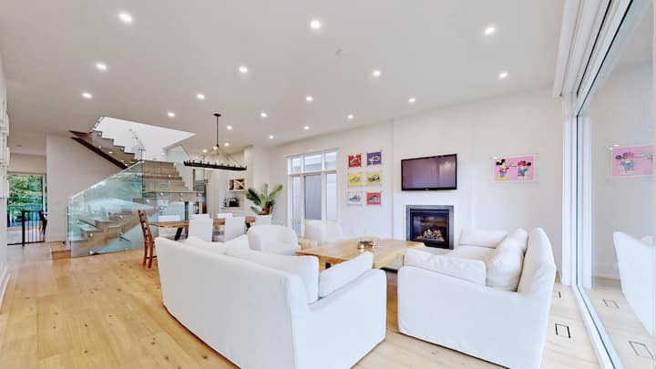 Custom Built, Family Friendly, Modern Luxury Home - Yorkville University