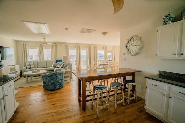 Beautiful Coastal Retreat In Emerald Isle - Emerald Isle, NC