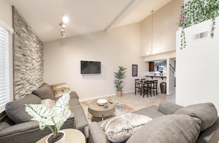 Open 2 Bedroom Condo With Gate And Pool - Bakersfield, CA