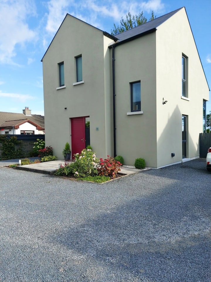 Modern, Parking, Close To City, Racecourse & Beach