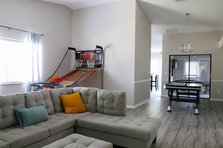 Tropical Beach House- 3 Bedroom/2 Full Bathrooms! - Tarpon Springs, FL