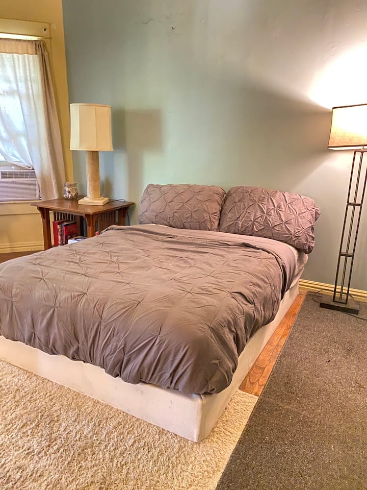 Cheerful 1-bedroom Near Downtown - 블루밍턴