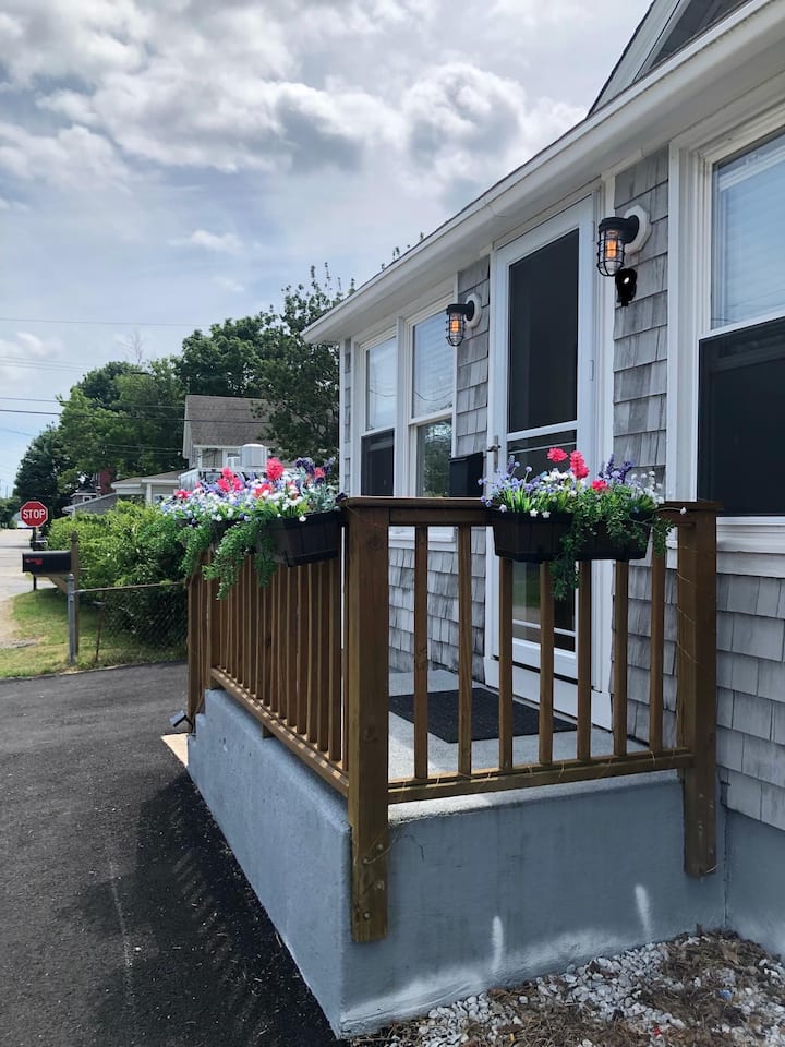 Holiday House- *Near Newport*steps To Beach*fenced - Bristol, RI