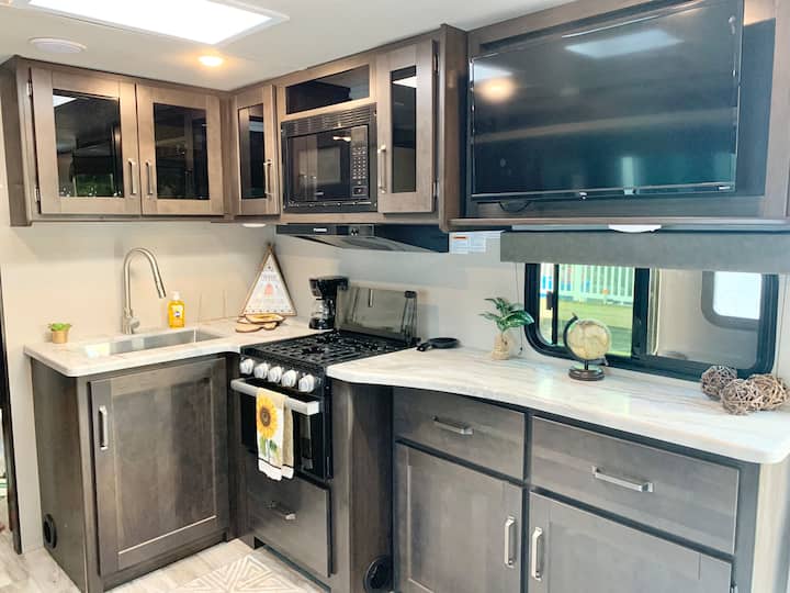 “Genevieve” The Glam Rv Perfect For R & R! - Chesapeake, VA