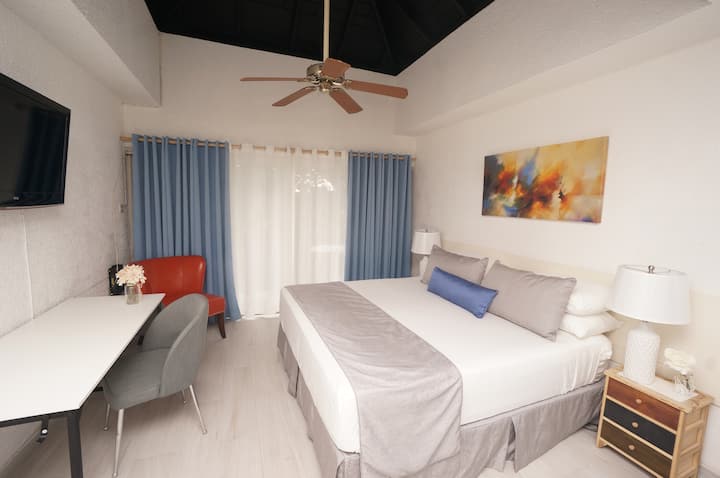 Blue Haven 1- Studio Condo Near Beaches W/pool - Worthing
