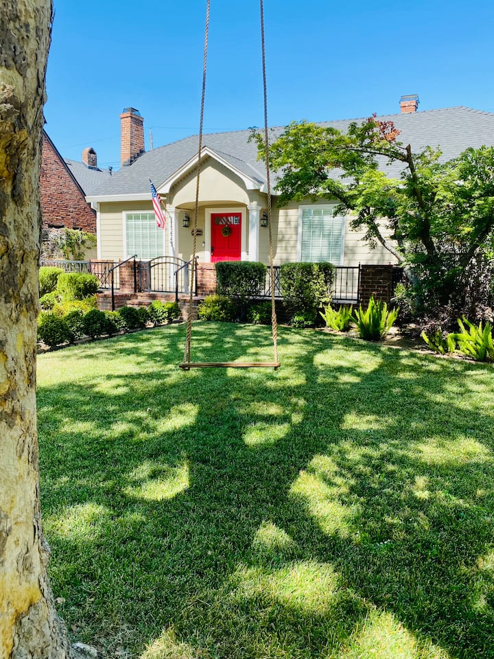 Charming & Clean Classic In The Fab 40s (Bebedeux) - Sacramento