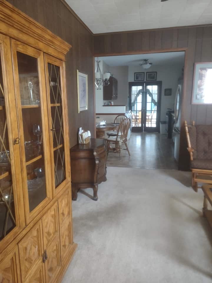 Bruce House Located Near Downtown & Colleges. - Dubuque, IA
