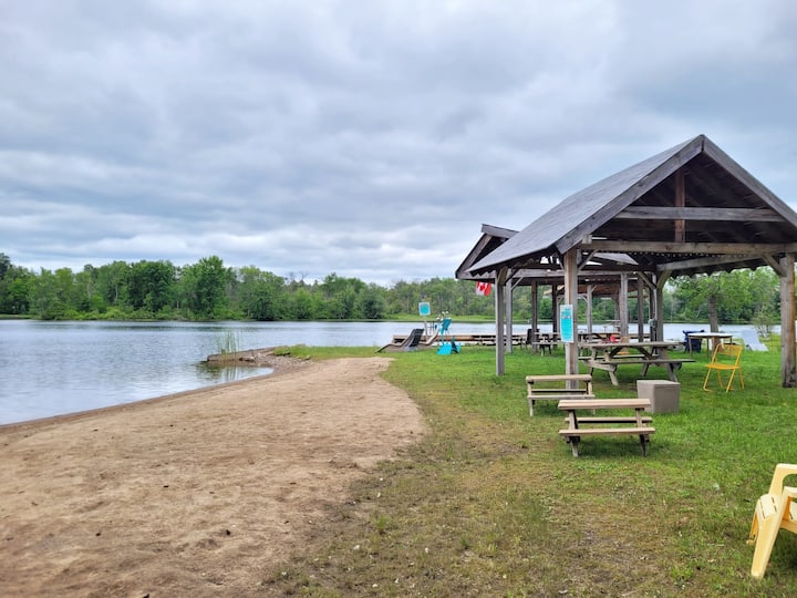 Loon Cabin: Lakefront Hideaway Resort - 3 Bedroom - Kawartha Lakes