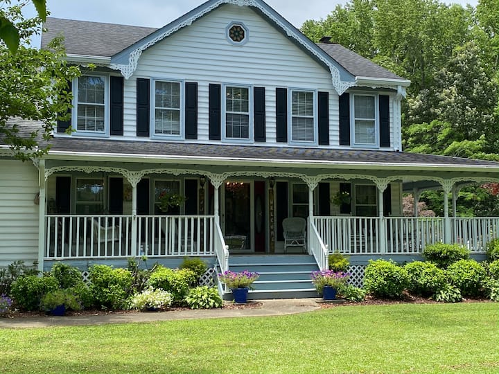 1 Big Room Farm Stay -1 King Size Bed And 2 Sofas - Chesapeake, VA