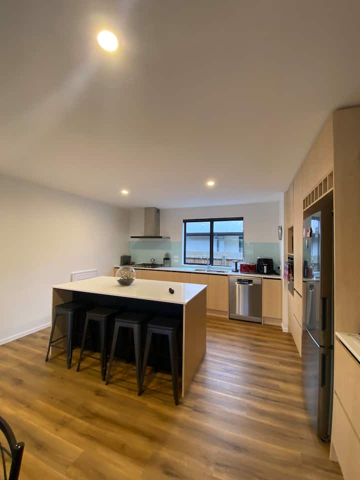 Compact 4 Bedroom Home With Spa - Arrowtown