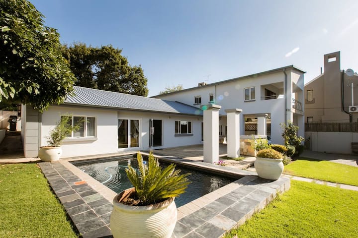 Beautiful 3-bedroom Home With Pool - Johannesburg