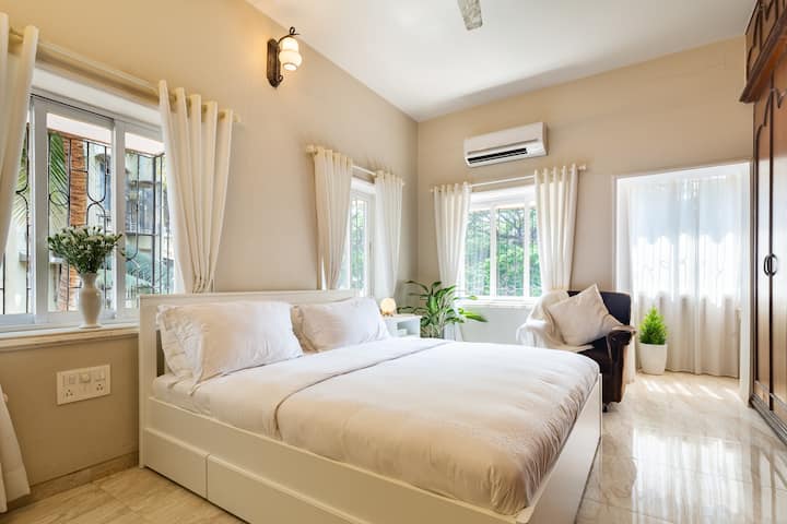 Ivory Room With Sea Breeze In Bandra West - Mumbai