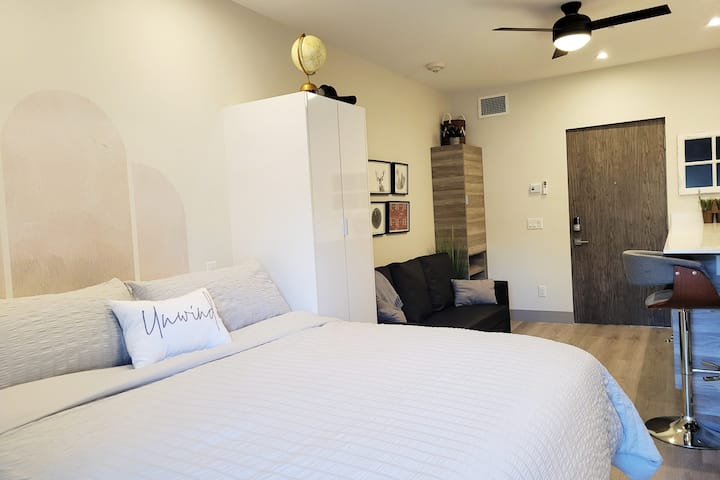 Lakeside Ground Floor Condo, With Walkout To Pool! - Vernon