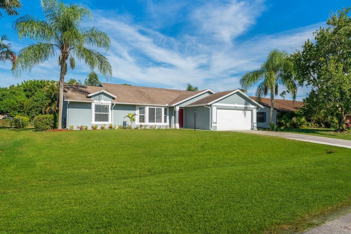 A Tropical Delight With Screened In Heated Pool! - Port St. Lucie, FL