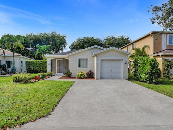 Charming Home Retreat - Deerfield Beach, FL