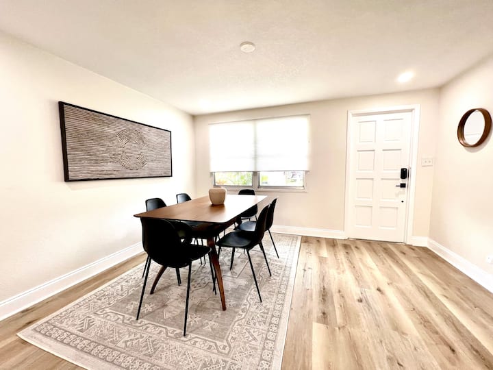 Boho Chic Escape Beautiful, Secure Fenced Backyard - Pinellas Park, FL