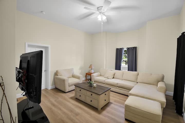 Full Apartment 5 Min Away From The Arenas In Bpt - Bridgeport, CT