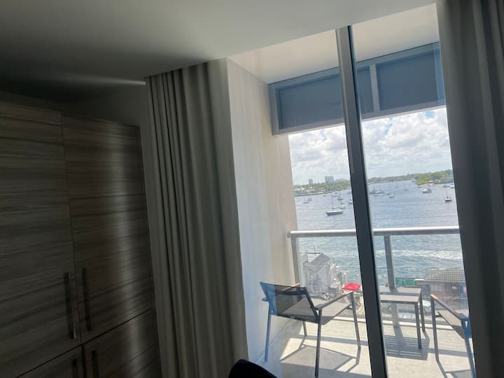 Breathtaking Waterfront Condo In Hollywood Beach - Oleta River State Park, North Miami Beach