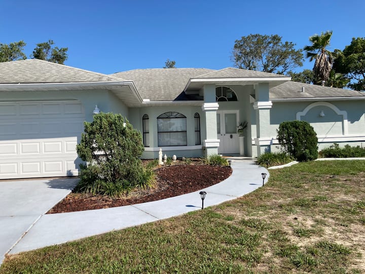 Entire Home! Enclosed Porch + Pool Table - Spring Hill