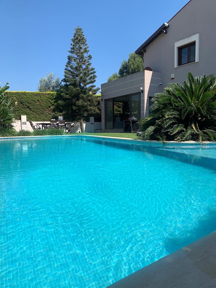 Müstakil Havuzlu Geniş Bahçe Ve Salonlu Villa - Alaçatı