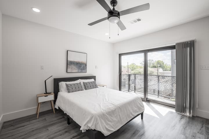 Modern Apartment In Hip Montrose - Bellaire, TX