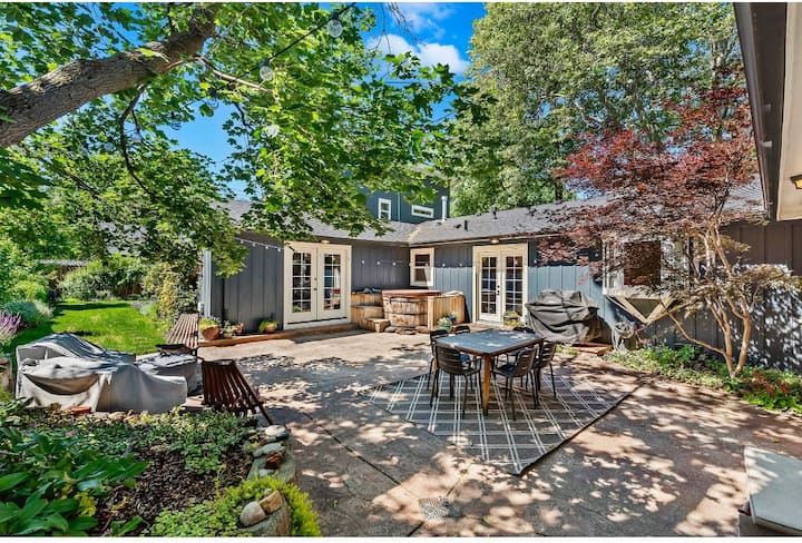 ***Stunning Home With Hot Tub*** - Boise, ID