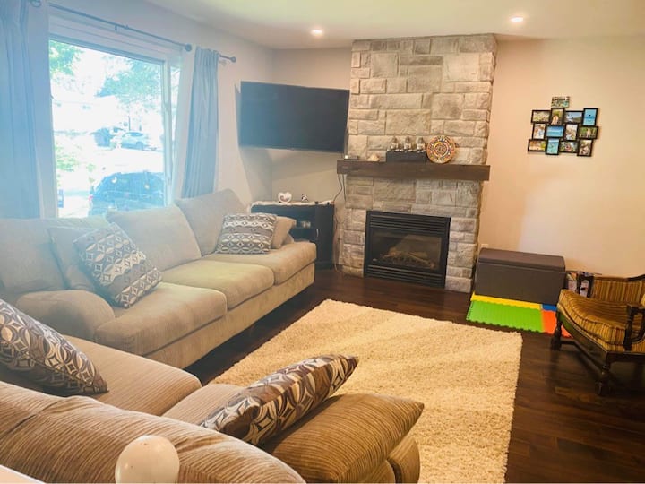 Bright 5 Bedroom 2.5 Bath Family Home - Peterborough, ON, Canada