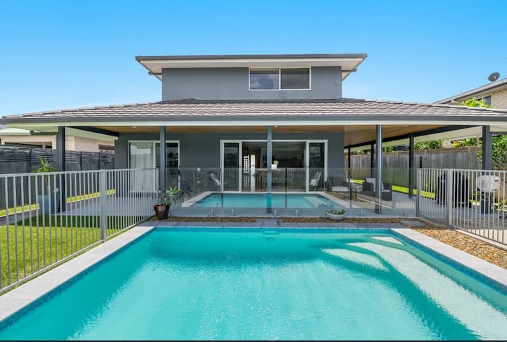 Spacious 4 Bedroom Villa With A Pool & Park Access - Ballina