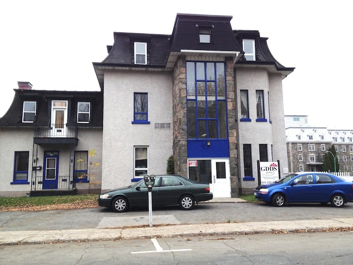 Western Theme 2 Bedroom Apt / Washer / Dryer Park - Trois-Rivières