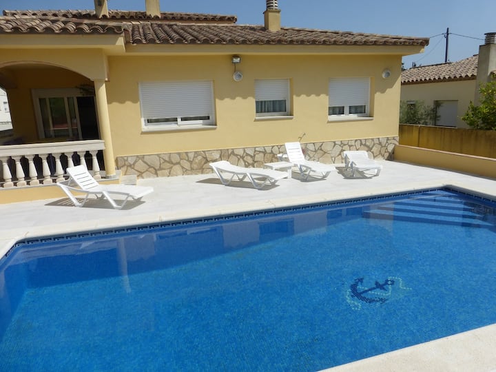 Villa Con Piscina Privada- 3 Dormitorios - L'Escala