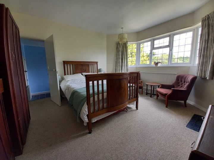 Private 1-bedroom Apartment In Raynes Park - Surbiton